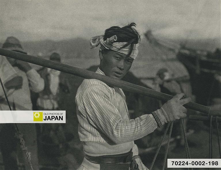 Nagasaki 1910s • Human Conveyor Belt (3) | OLD PHOTOS of JAPAN