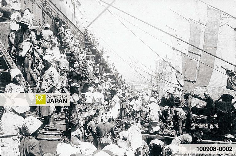 Nagasaki 1910s • Human Conveyor Belt (1) | OLD PHOTOS of JAPAN